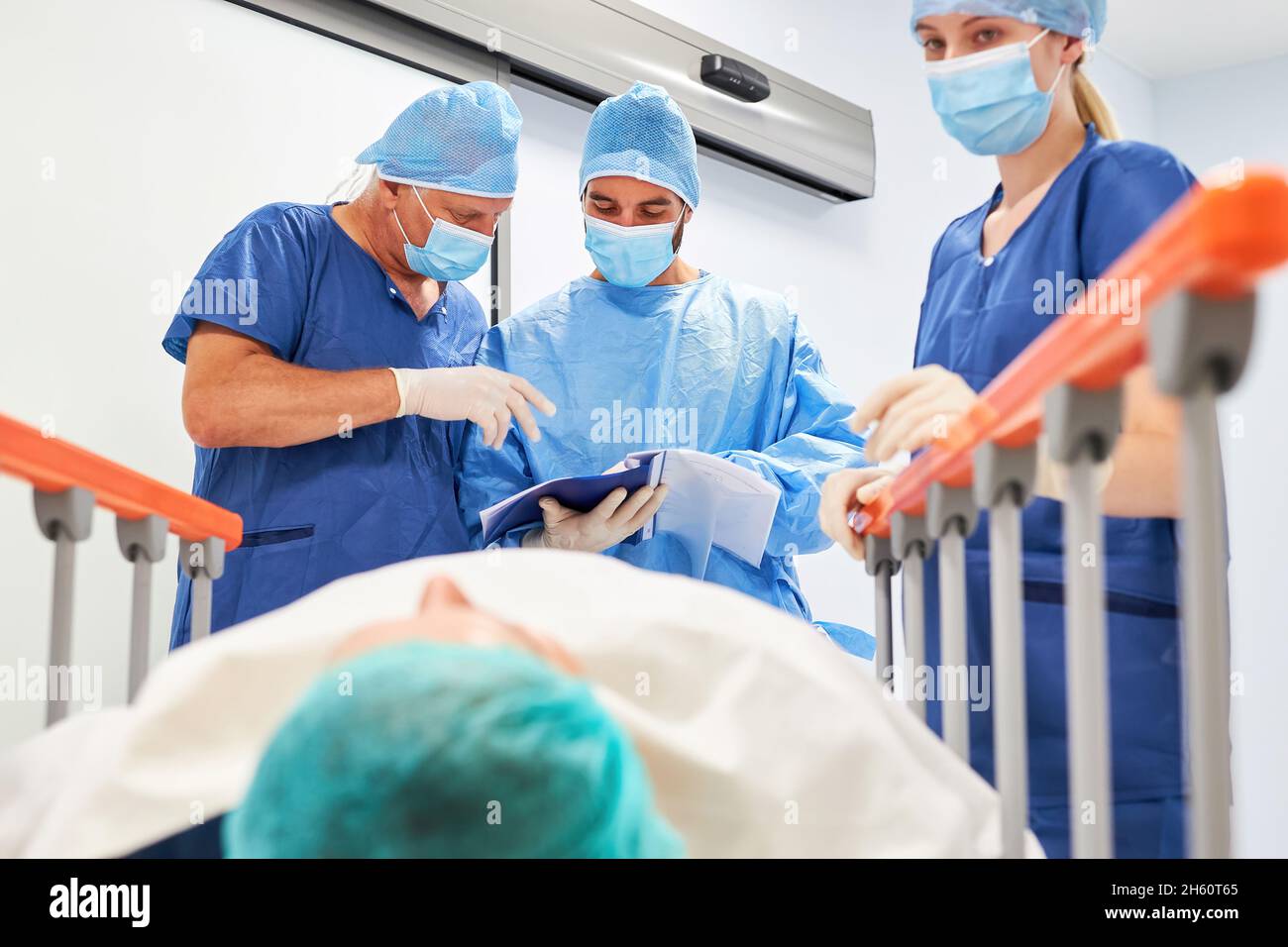Doctor team patient file hi-res stock photography and images - Alamy