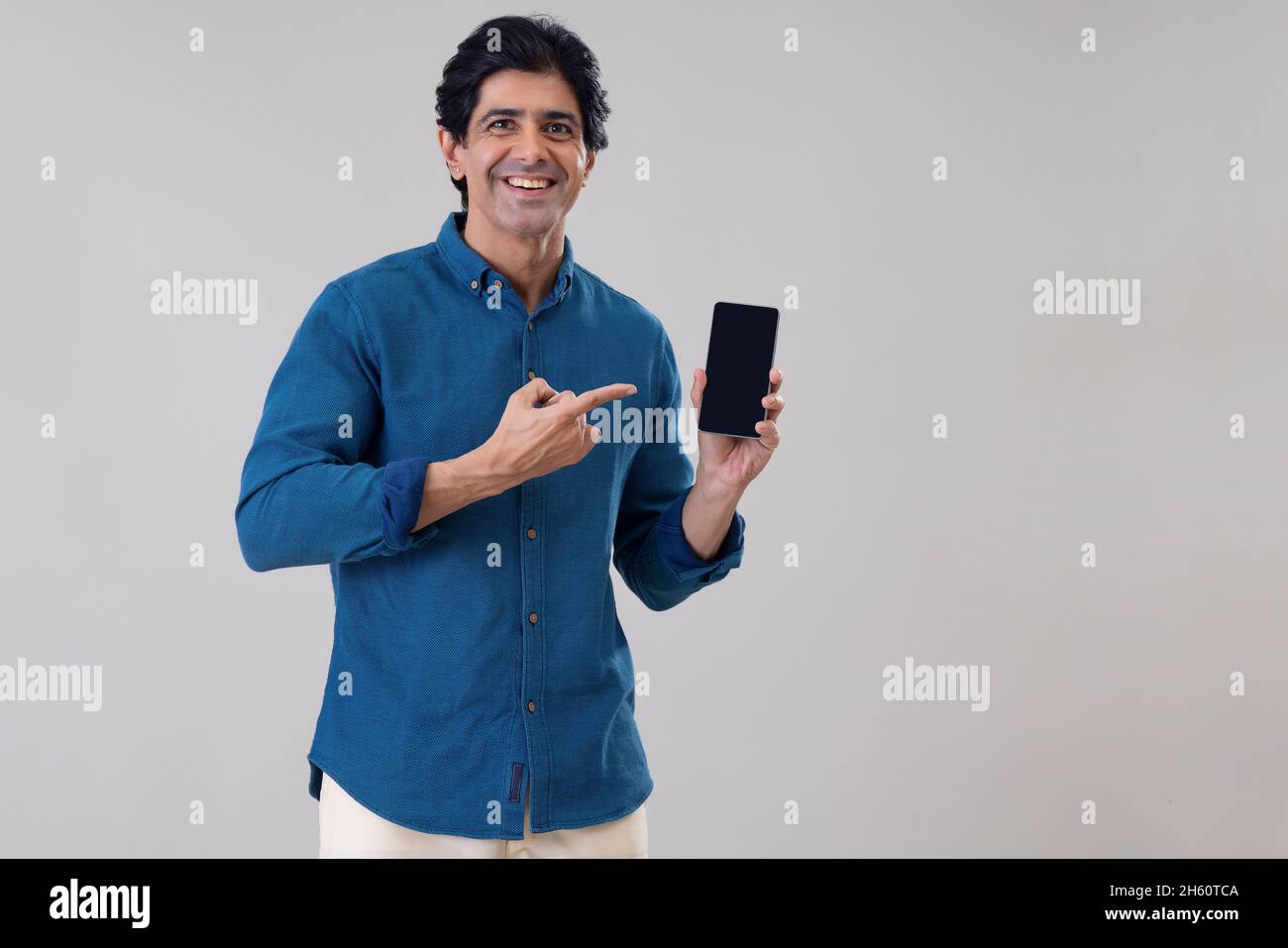 Indian man showing phone hi-res stock photography and images - Alamy