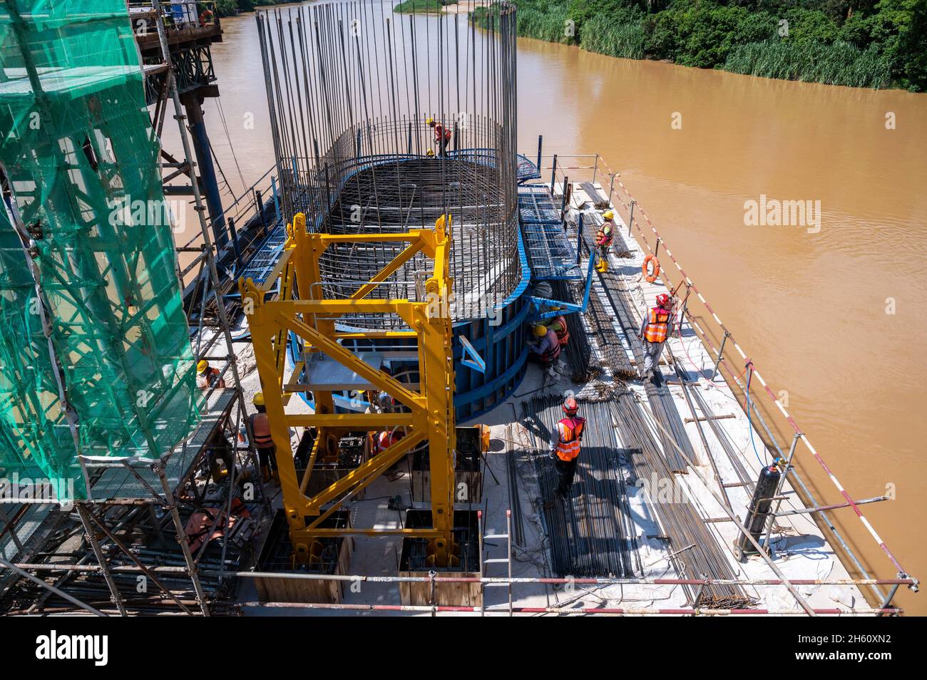 Maran, Malaysia. 9th Nov, 2021. Labours work on the construction site ...