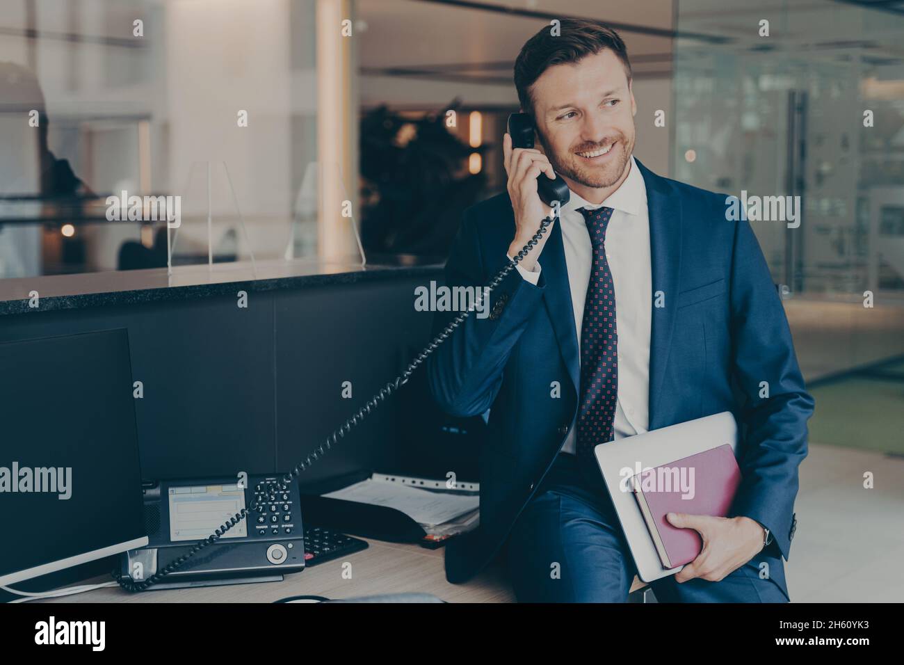 Office sitting talking table hi-res stock photography and images - Alamy