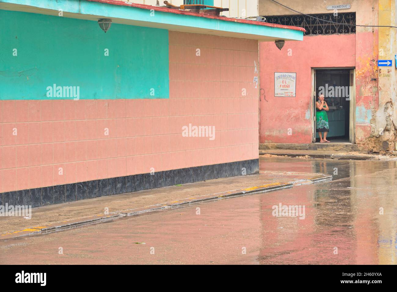 Rainy day woman hi-res stock photography and images - Alamy