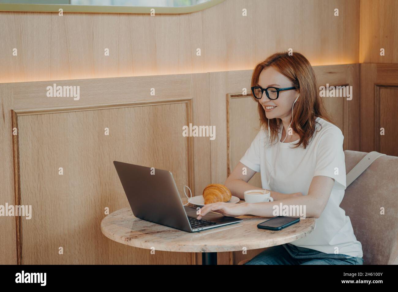 Cafe computer hi-res stock photography and images - Alamy