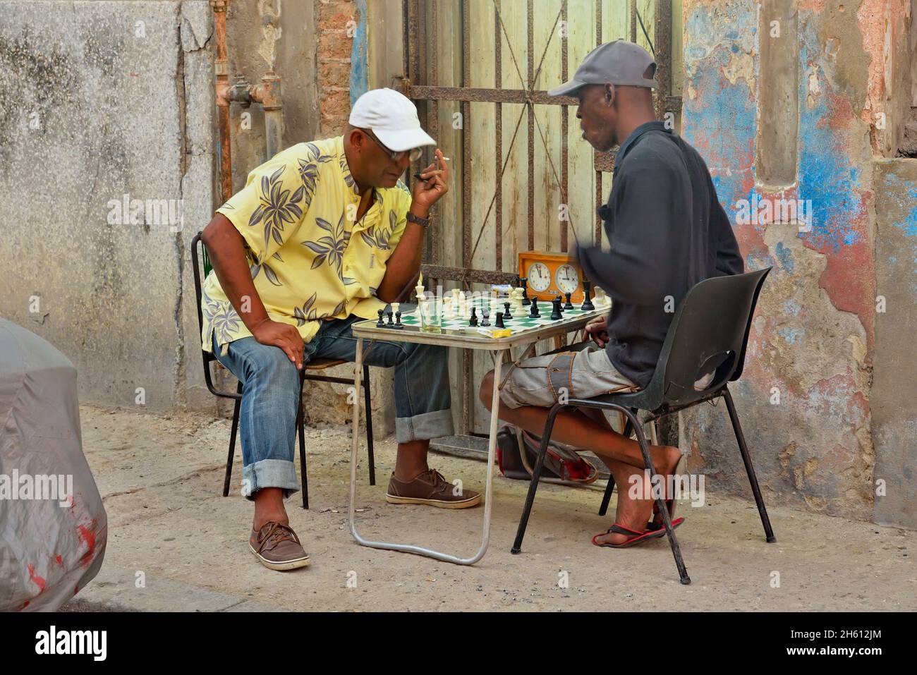 Havana two men playing chess hi-res stock photography and images - Alamy