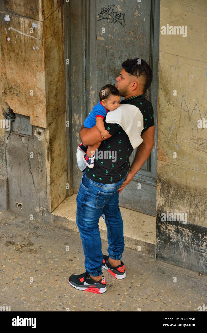 Cuban family hi-res stock photography and images - Alamy