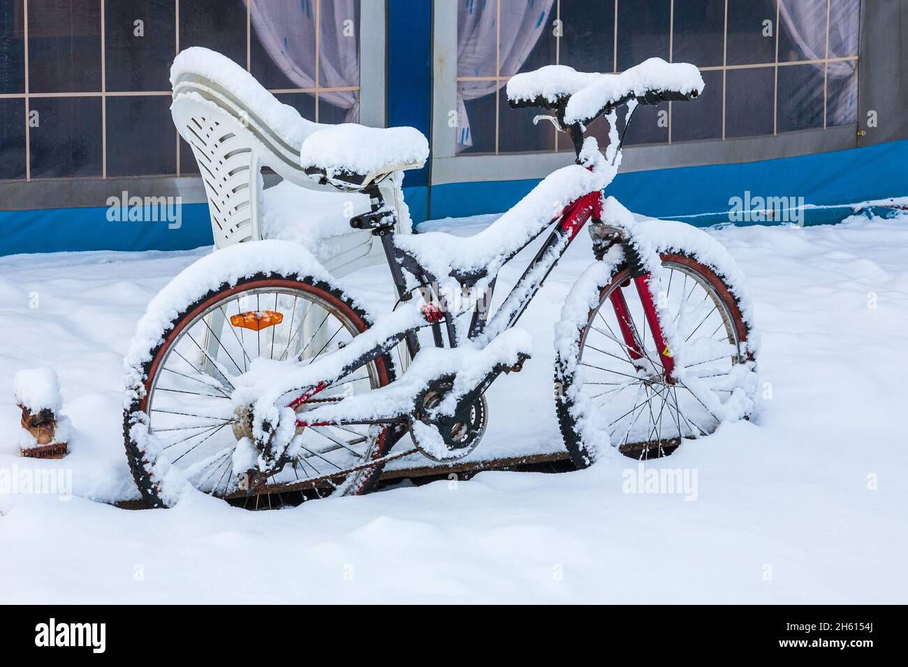 Weather snow bicycle hi-res stock photography and images - Alamy