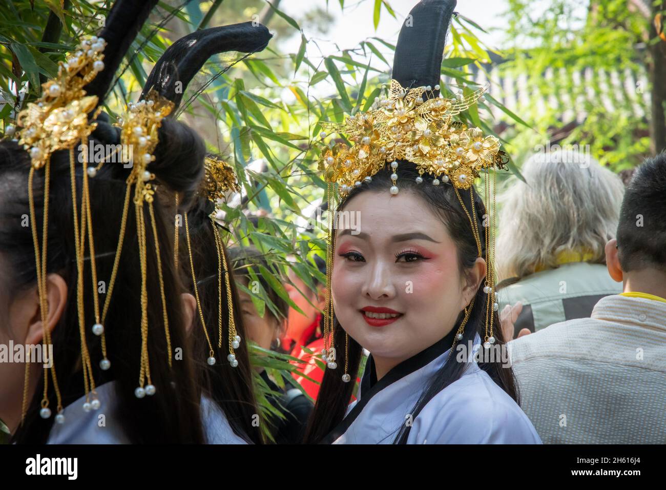 Chinese faces hi-res stock photography and images - Alamy