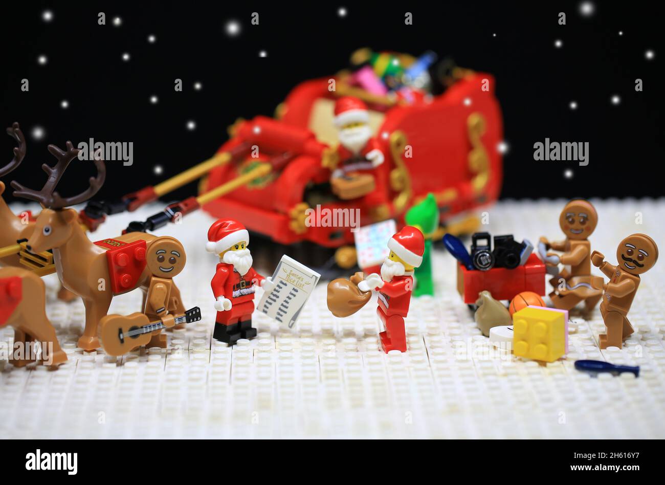 Teamwork season seasonal christmas hi-res stock photography and images ...
