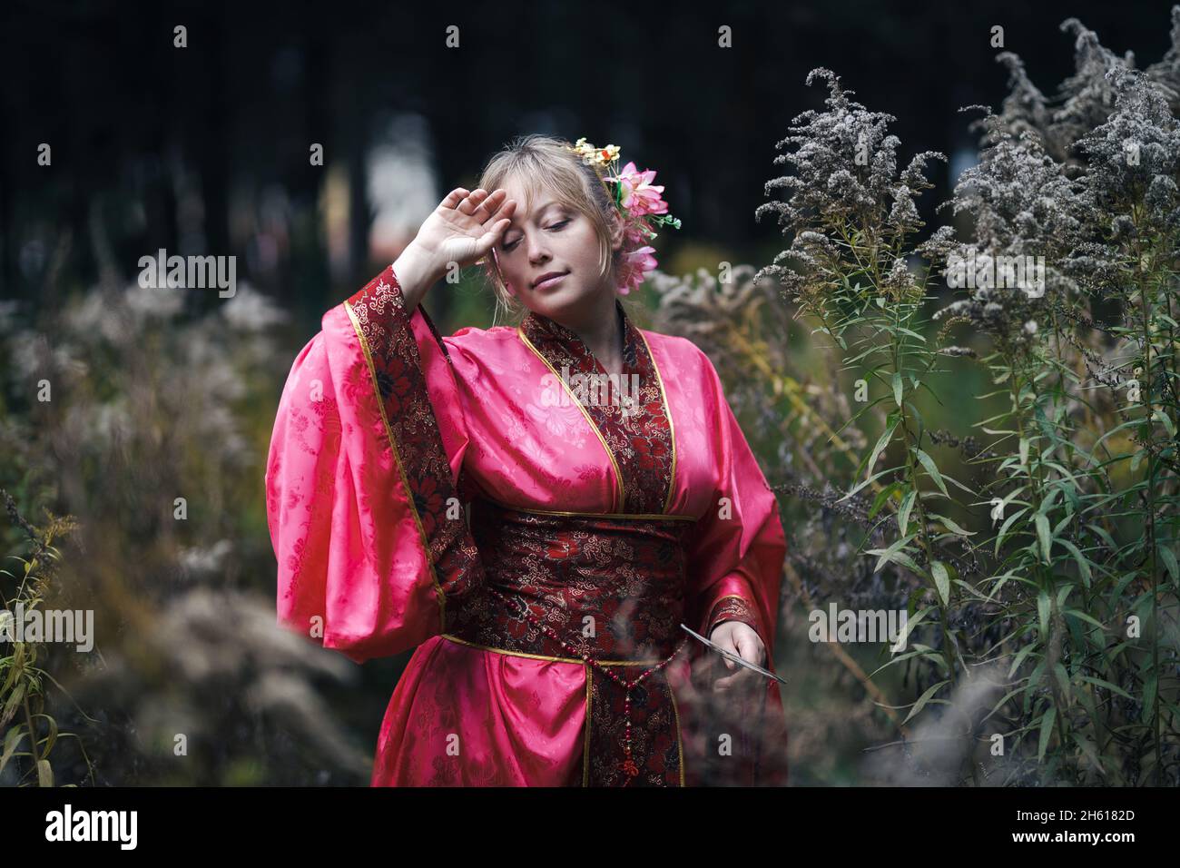 A non-Chinese woman posing against the backdrop of an autumn forest ...