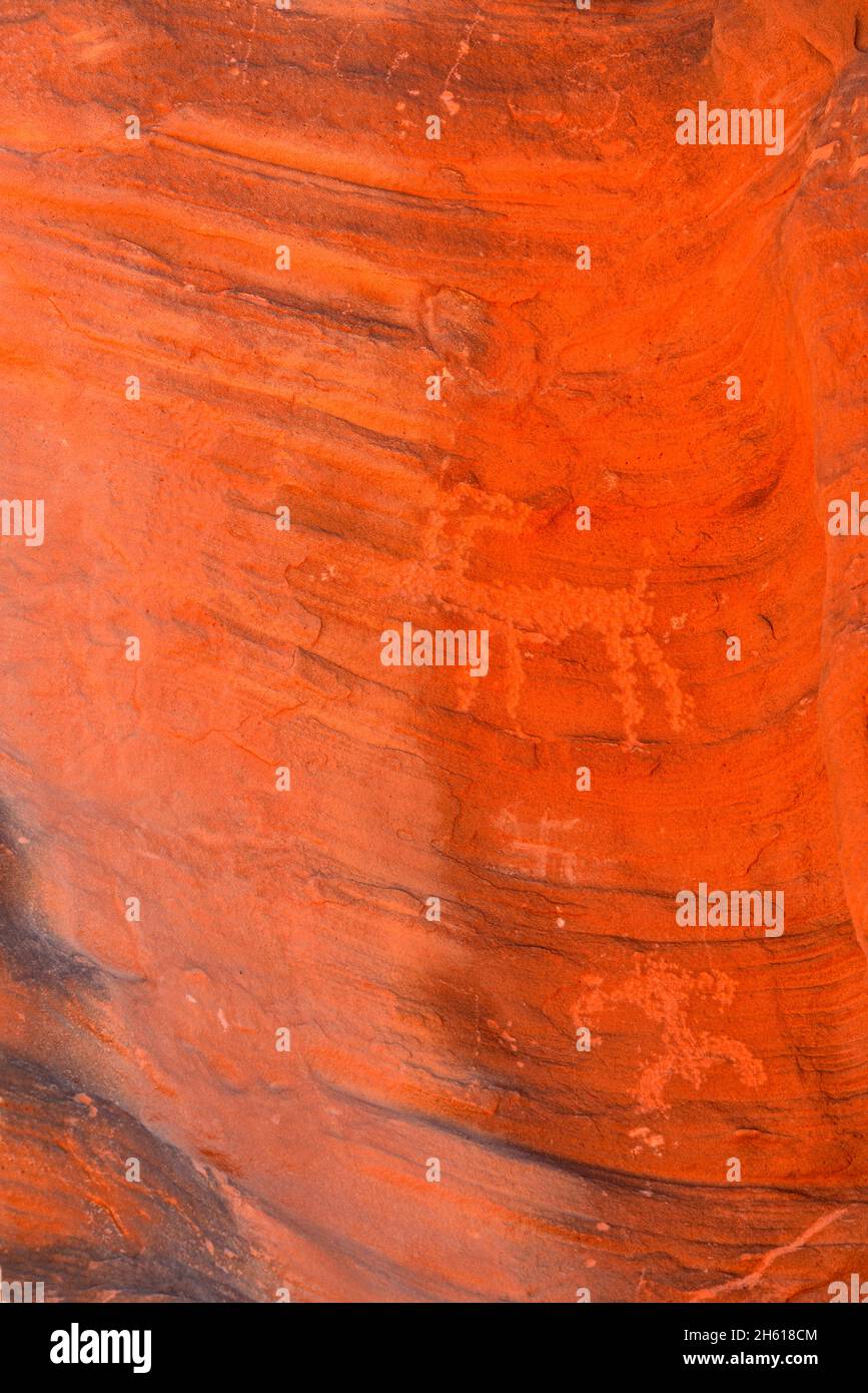 Weathered rocks and native petroglyphs on the Mouse's Tank trail ...