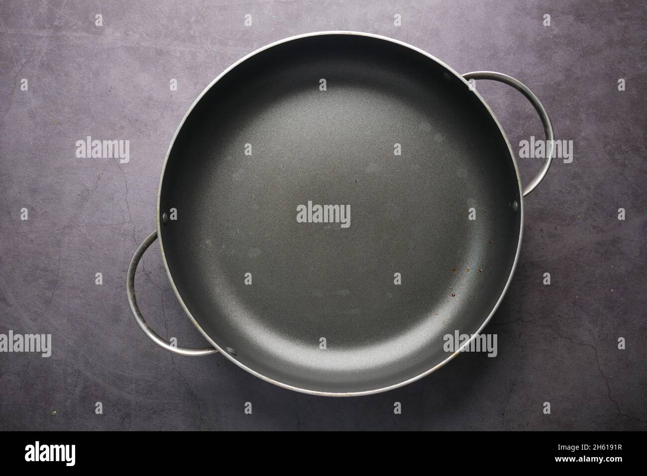 top view of empty cooking pan on table Stock Photo - Alamy