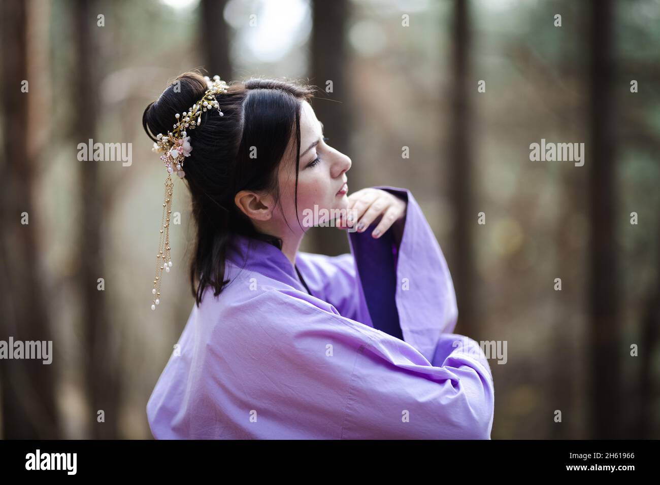 A non-Chinese woman posing against the backdrop of an autumn forest ...