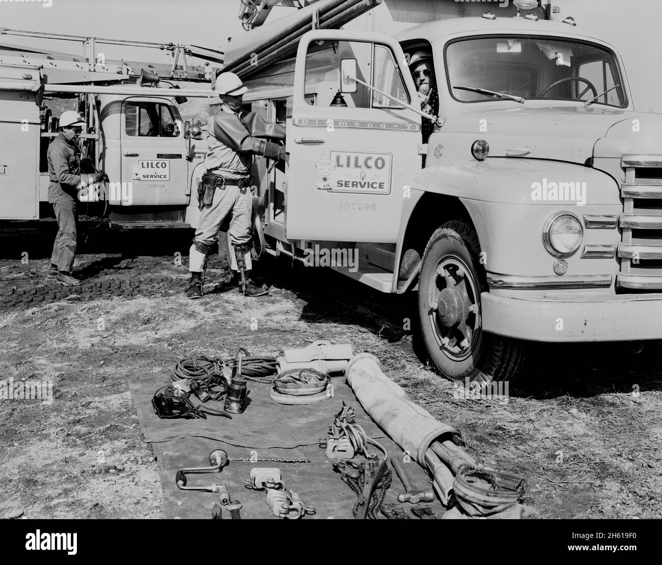 1950s historical workers in Black and White Stock Photos & Images - Alamy