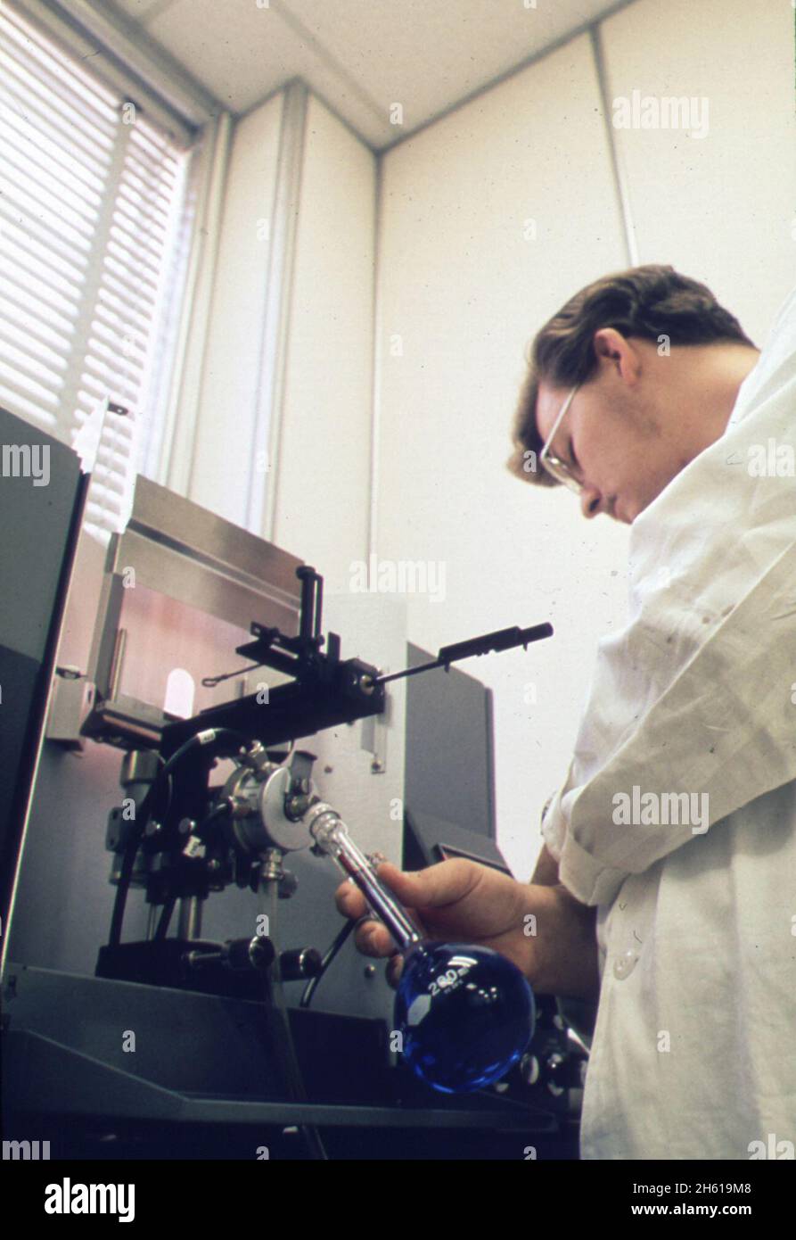Atomic absorption spectrophotometer hi-res stock photography and images ...