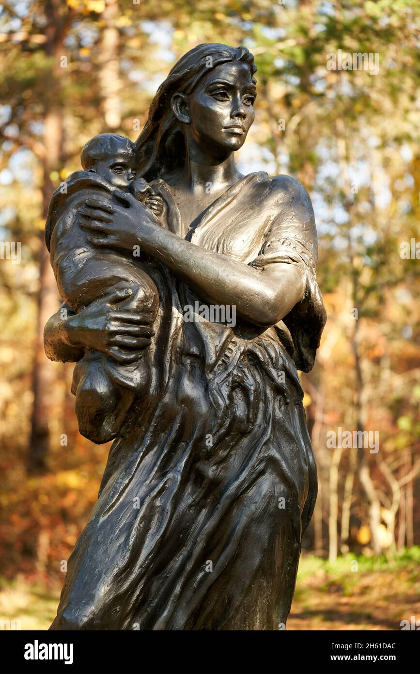 Statue woman carrying on head hi-res stock photography and images - Alamy
