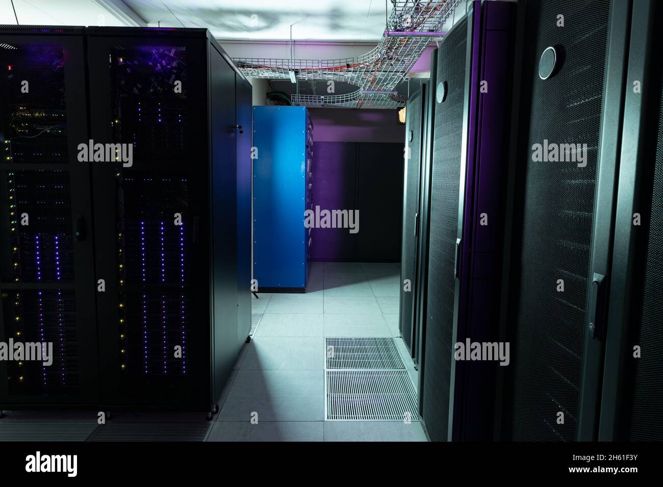 Data center server rows hi-res stock photography and images - Alamy