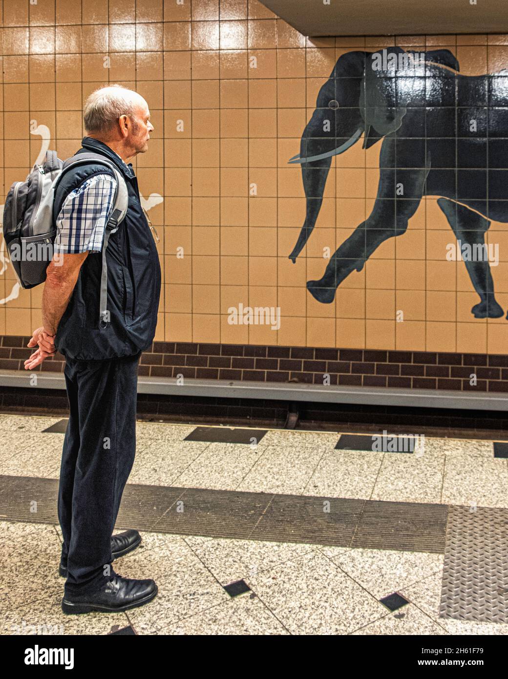 Zoologischer Garten U-bahn Underground Railway station interior in ... Zoologischer Garten U-bahn Underground Railway station interior in ...