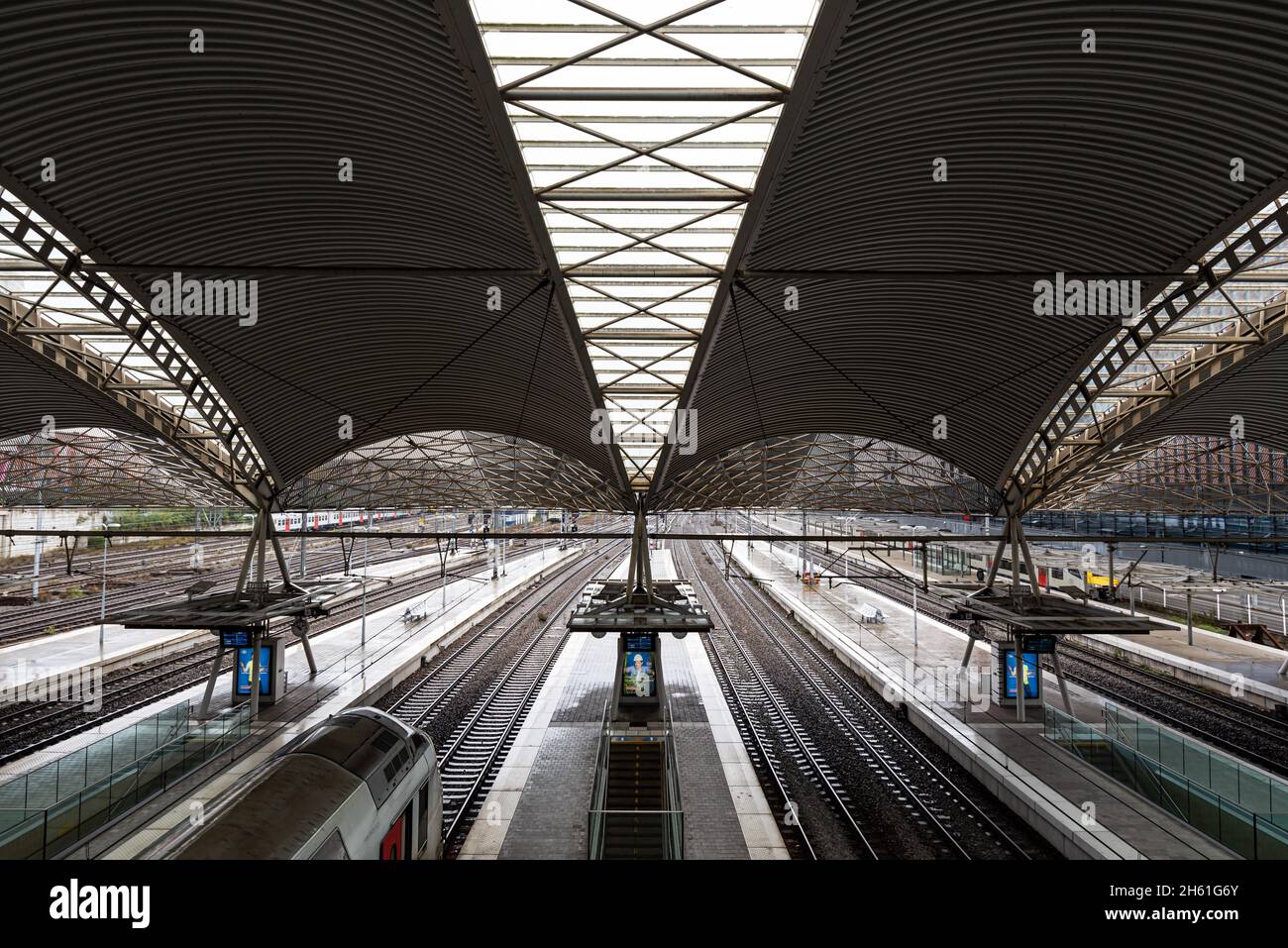 Platform railroad hi-res stock photography and images - Alamy