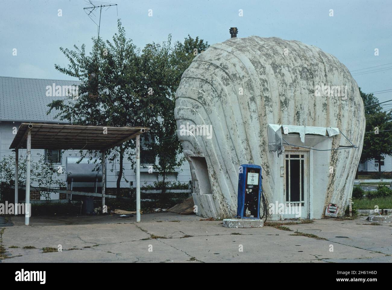 Shell station, Winston-Salem, North Carolina; ca. 1979 Stock Photo - Alamy
