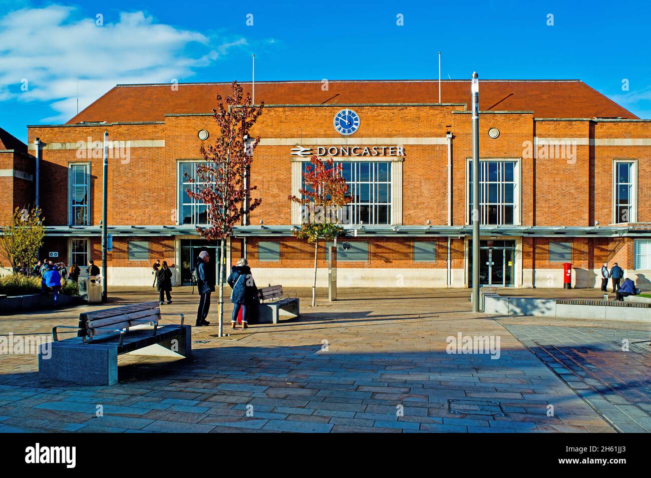 Doncaster railway station facade hi-res stock photography and images ...