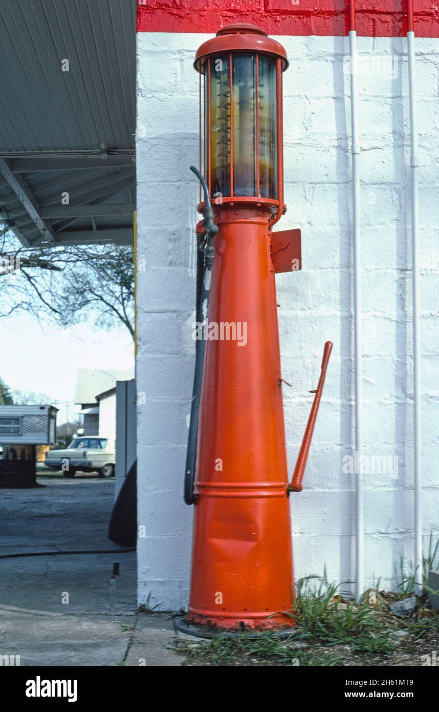 Visible gas station hi-res stock photography and images - Alamy
