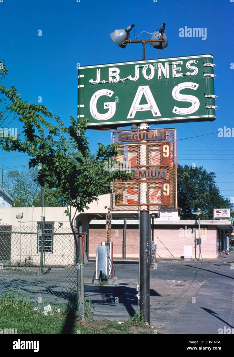 1970s gas station sign hi-res stock photography and images - Alamy