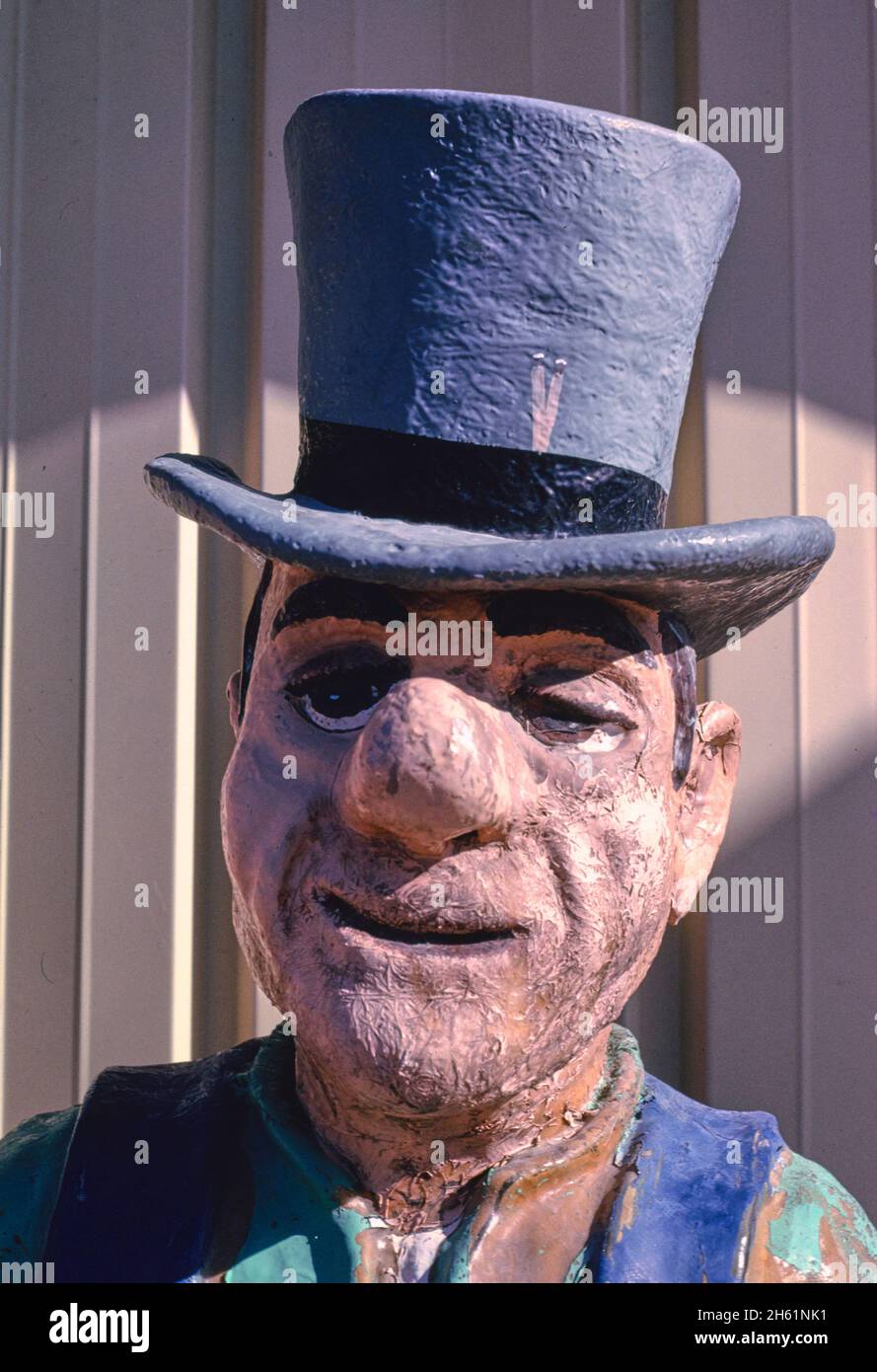 Two Stiffs Selling Gas, closer detail (one statue), Lovelock, Nevada ...