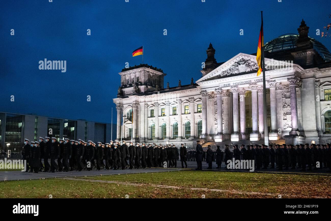 Berlin, Germany. 12th Nov, 2021. Recruits line up for the ceremonial ...