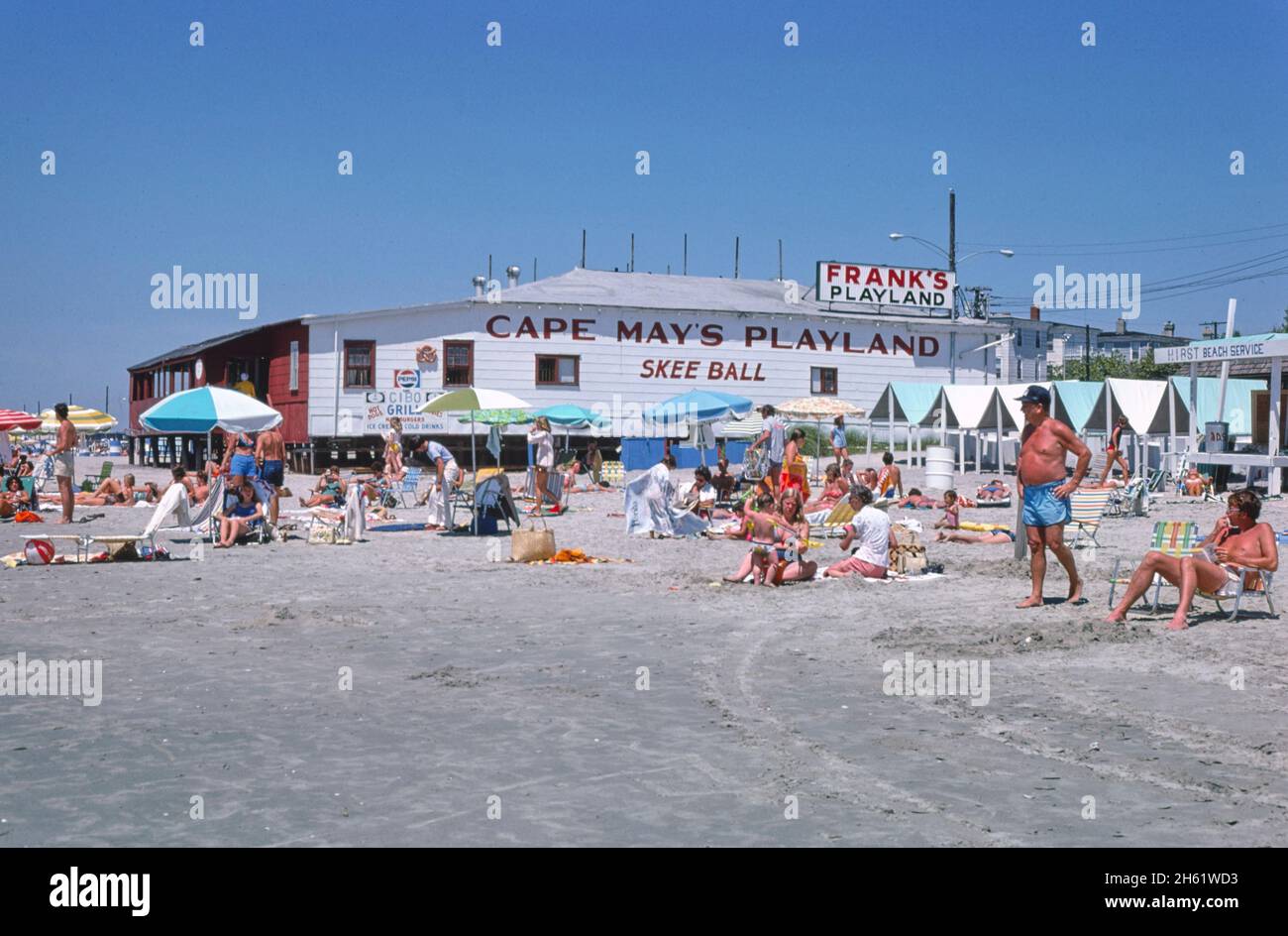 Beach scene 1970s hi-res stock photography and images - Alamy