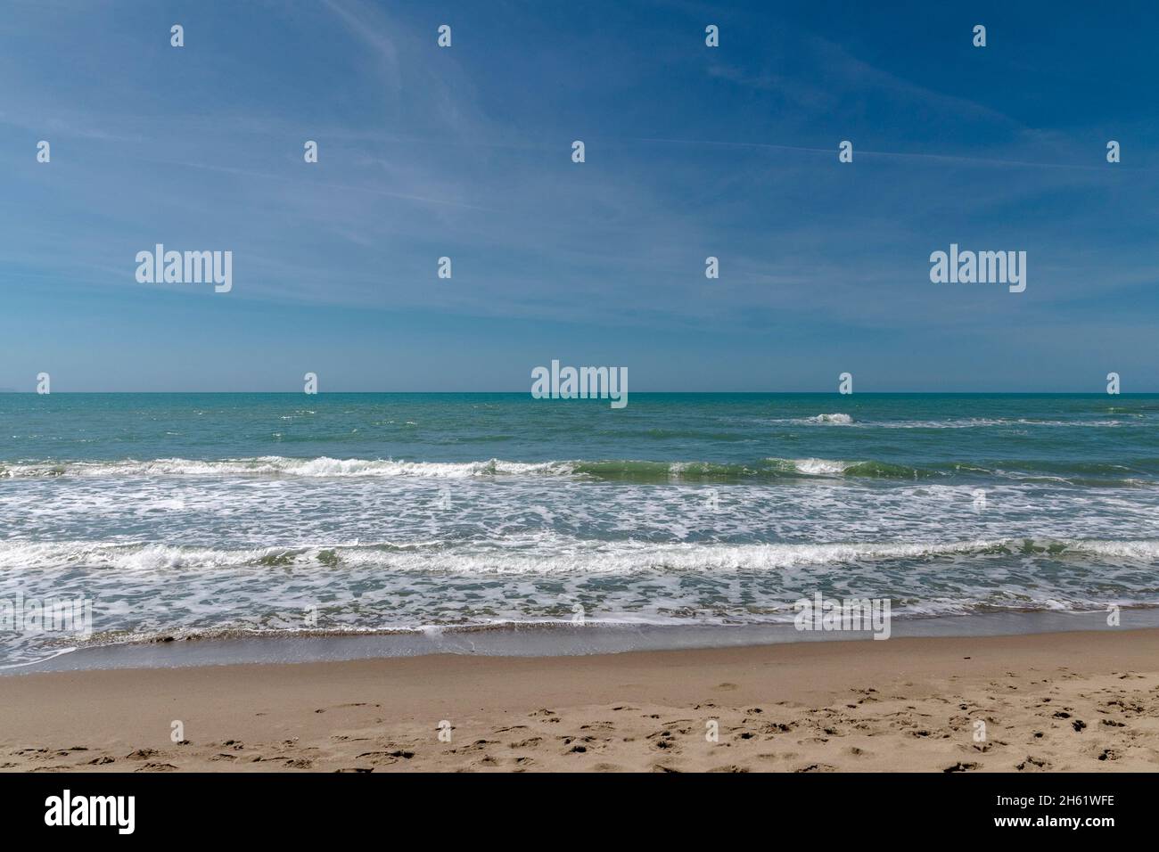 Wave foreground water hi-res stock photography and images - Alamy