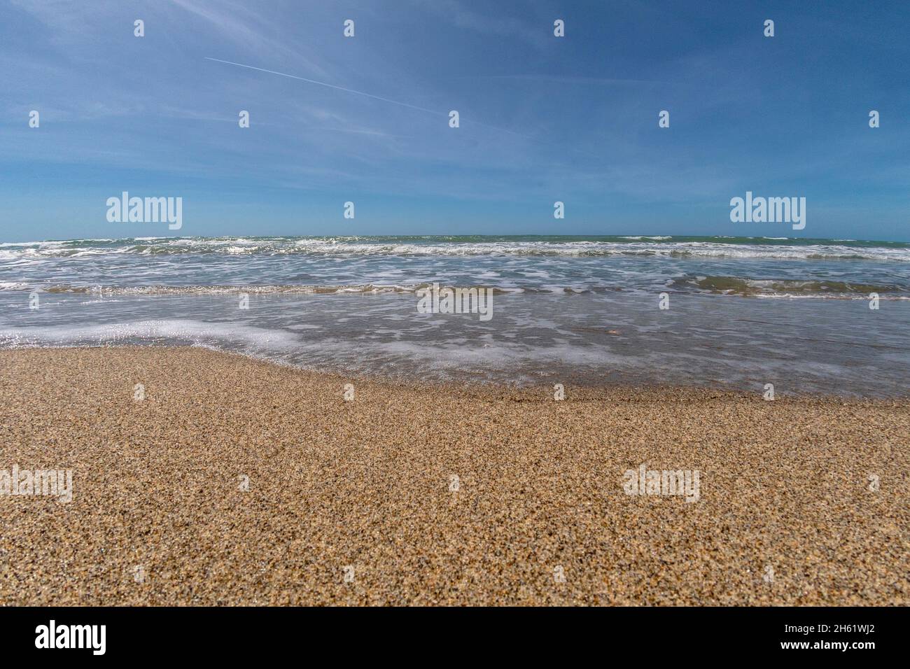Wave foreground water hi-res stock photography and images - Alamy