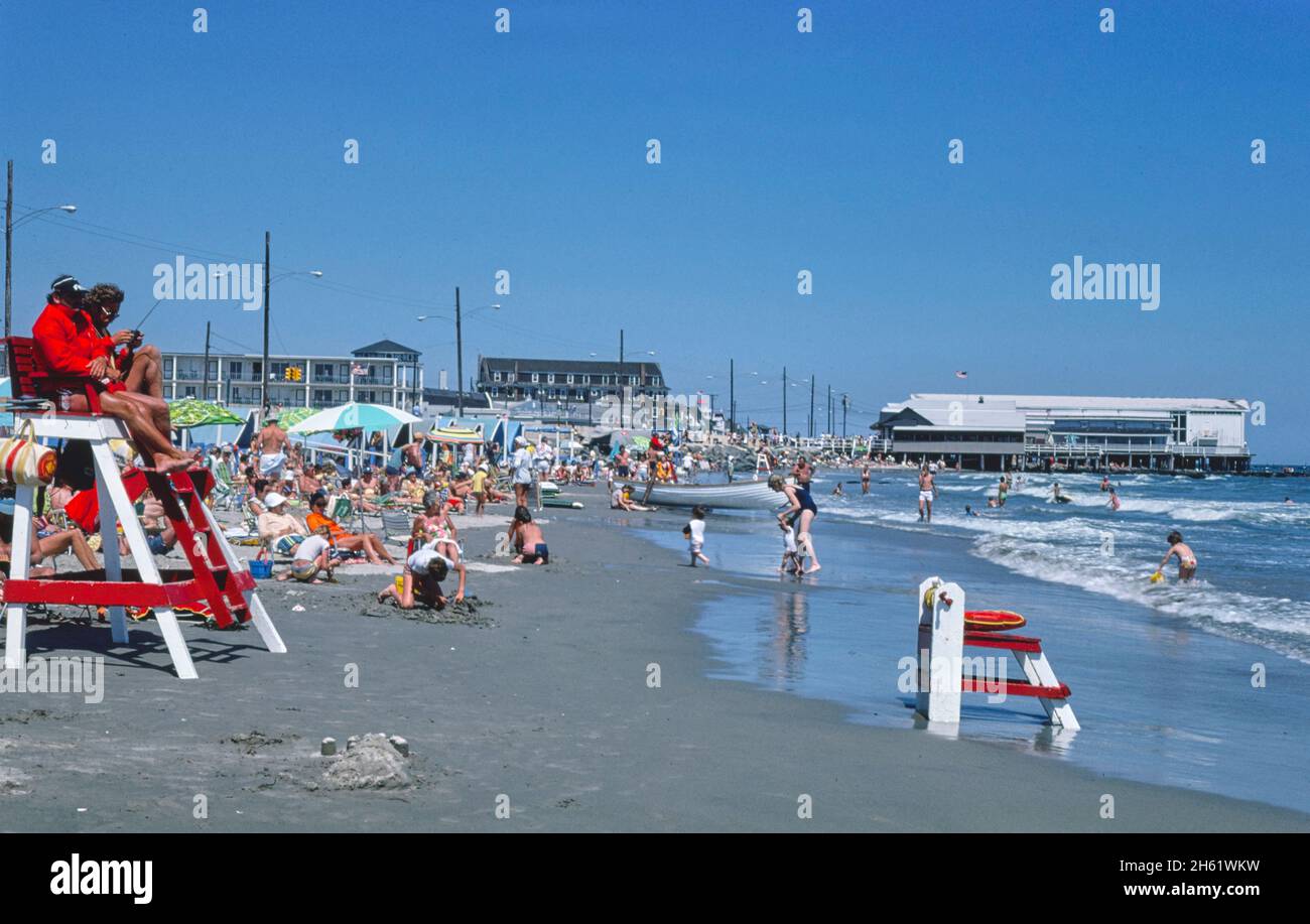 Beach scene 1970s hi-res stock photography and images - Alamy