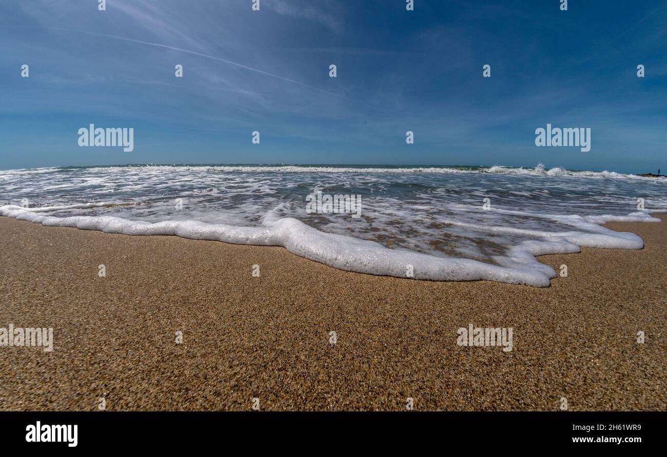 Sea with waves in the foreground on the shoreline Stock Photo - Alamy
