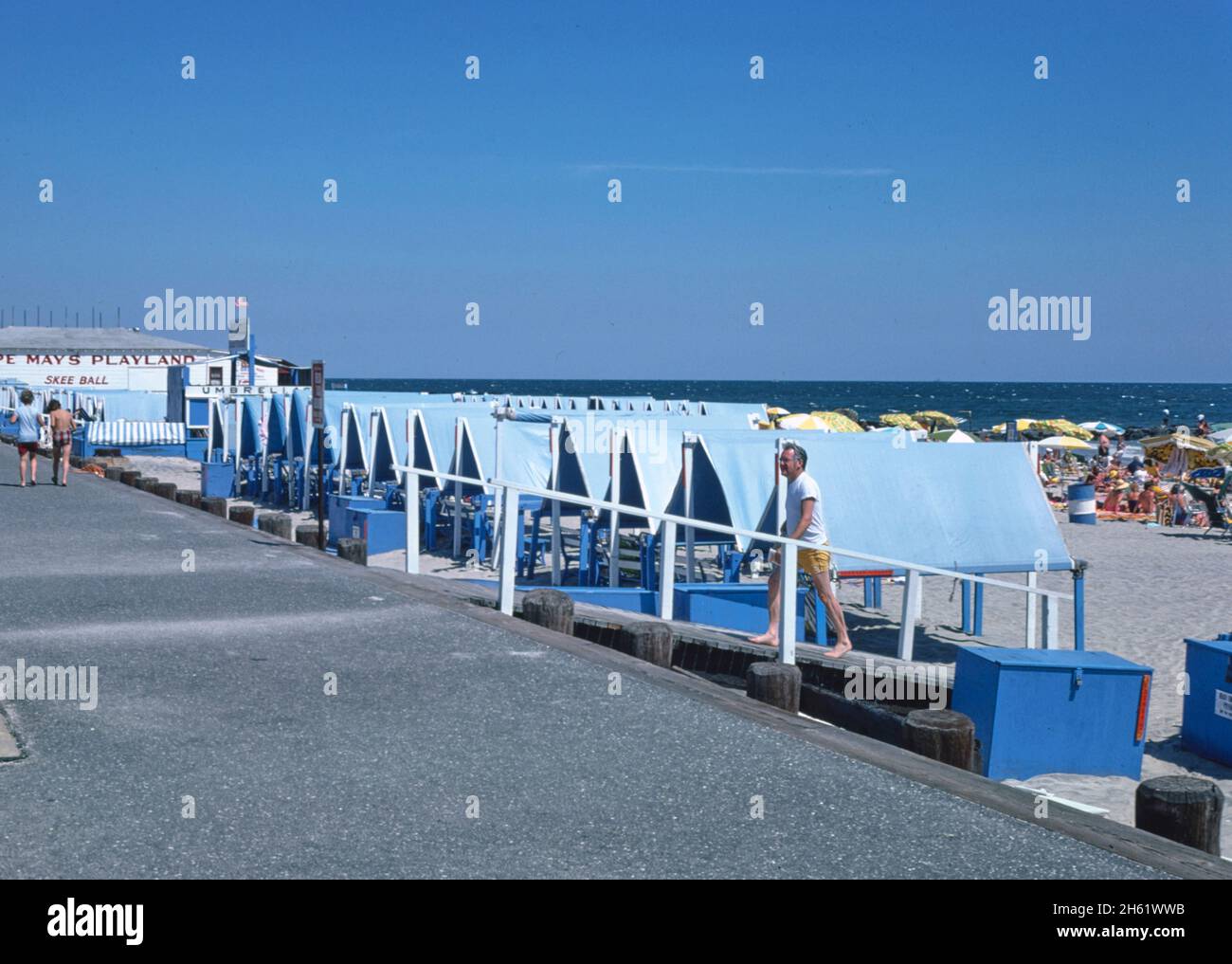 Beach scene 1970s hi-res stock photography and images - Alamy