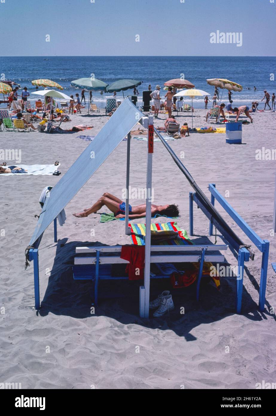 Beach scene 1970s hi-res stock photography and images - Alamy