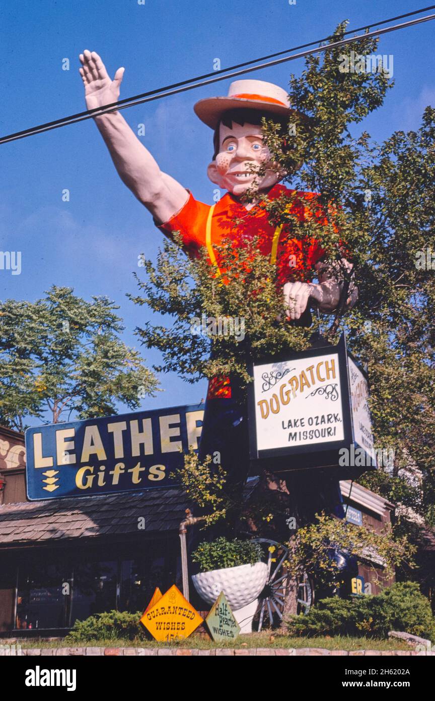 Dog patch entrance statue hi-res stock photography and images - Alamy