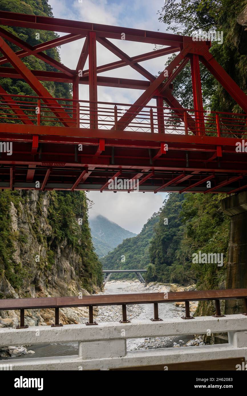 Red bridge in the taroko gorge national park hi-res stock photography ...