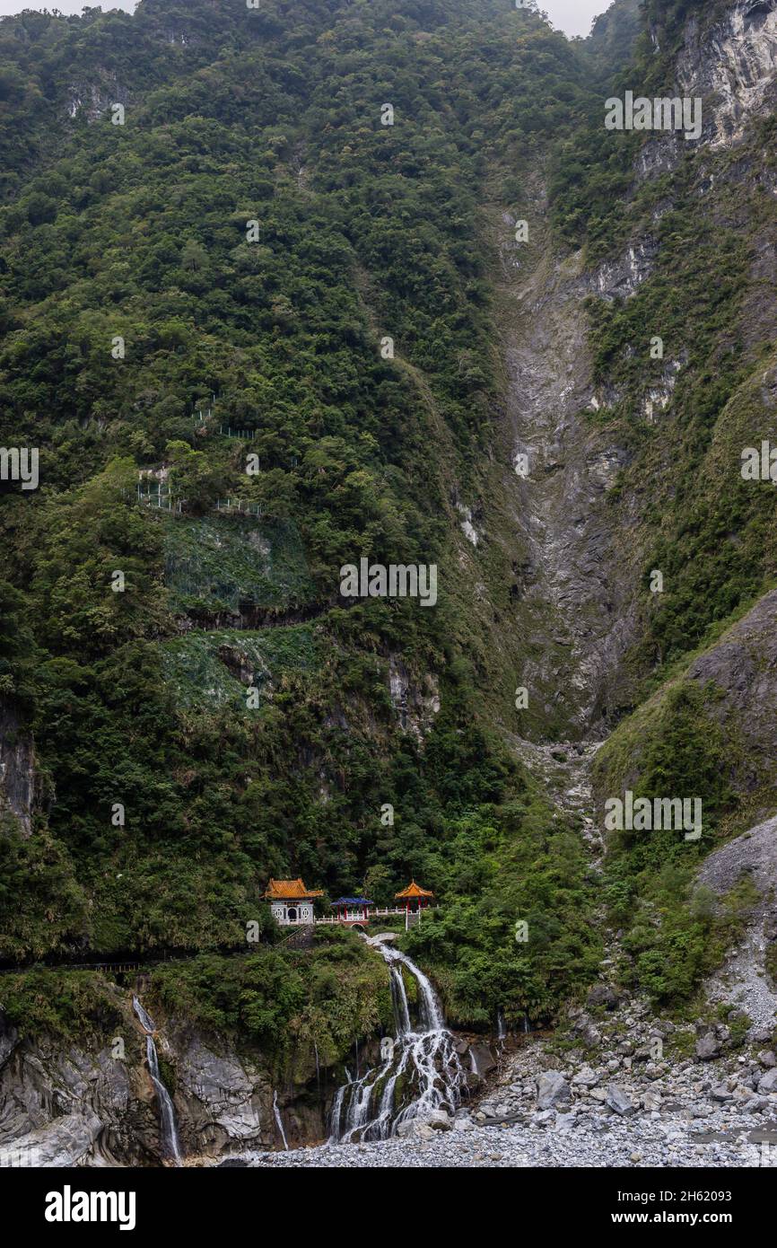 Cascading waterfall on rocky slope hi-res stock photography and images ...