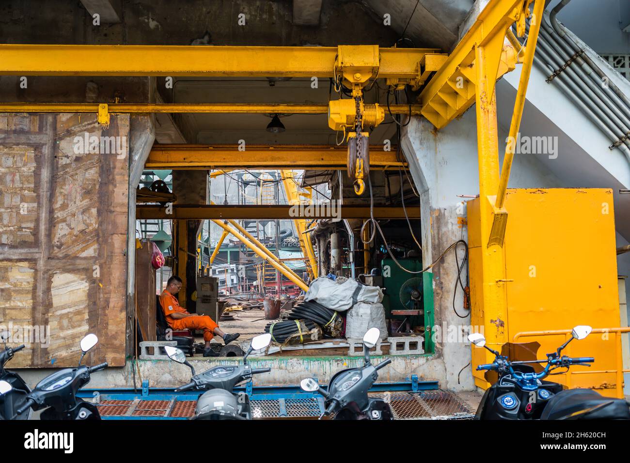 Dock workers hi-res stock photography and images - Alamy