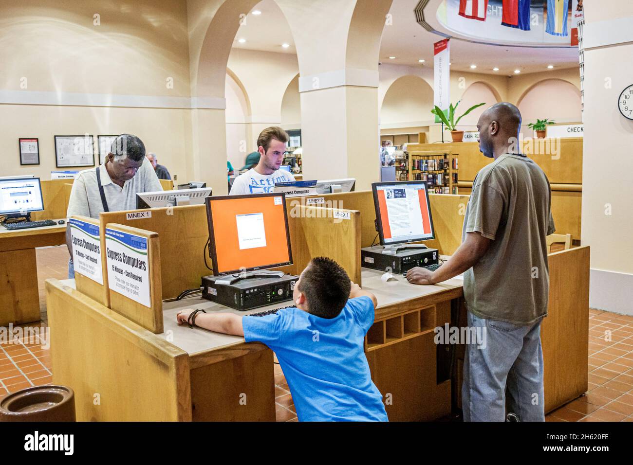 Public library children computer hi-res stock photography and images ...