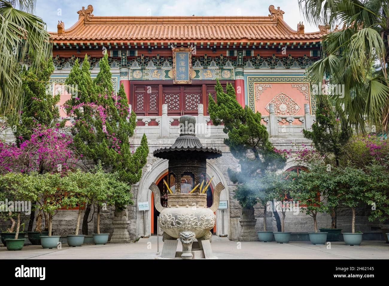 po lin monastery,po lin temple,lantau Stock Photo - Alamy