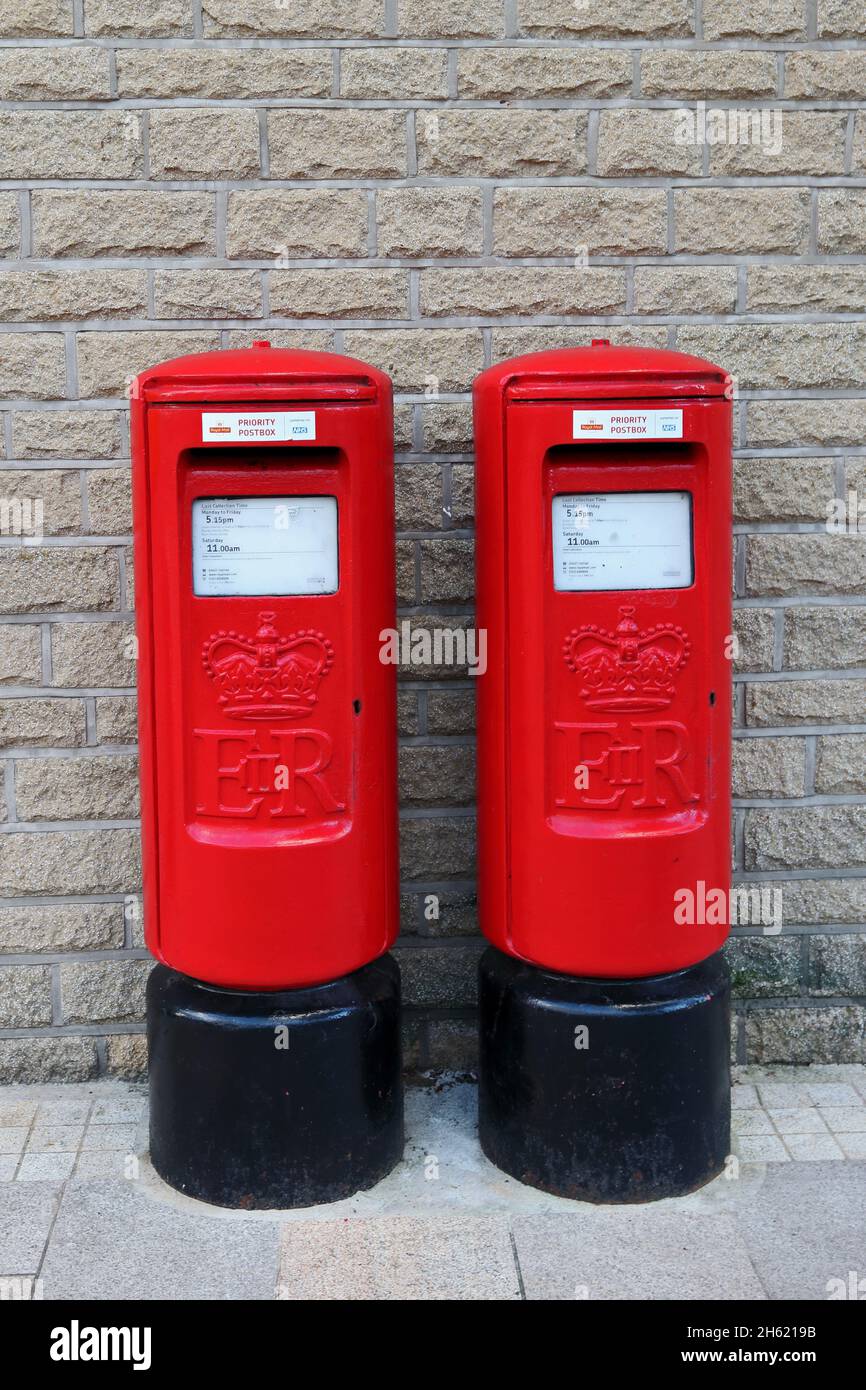 Red post boxes hi-res stock photography and images - Alamy