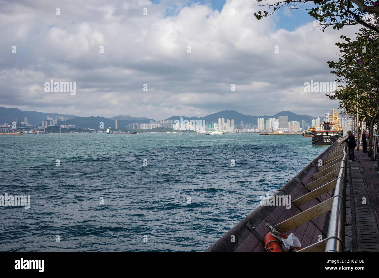 kowloon bay promenade,hong kong harbor Stock Photo - Alamy