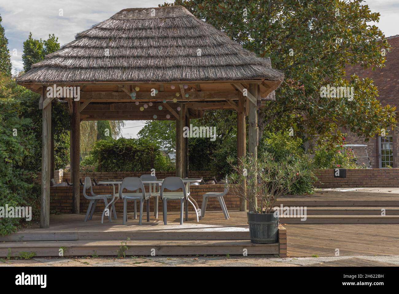 Dining under cover hi-res stock photography and images - Alamy