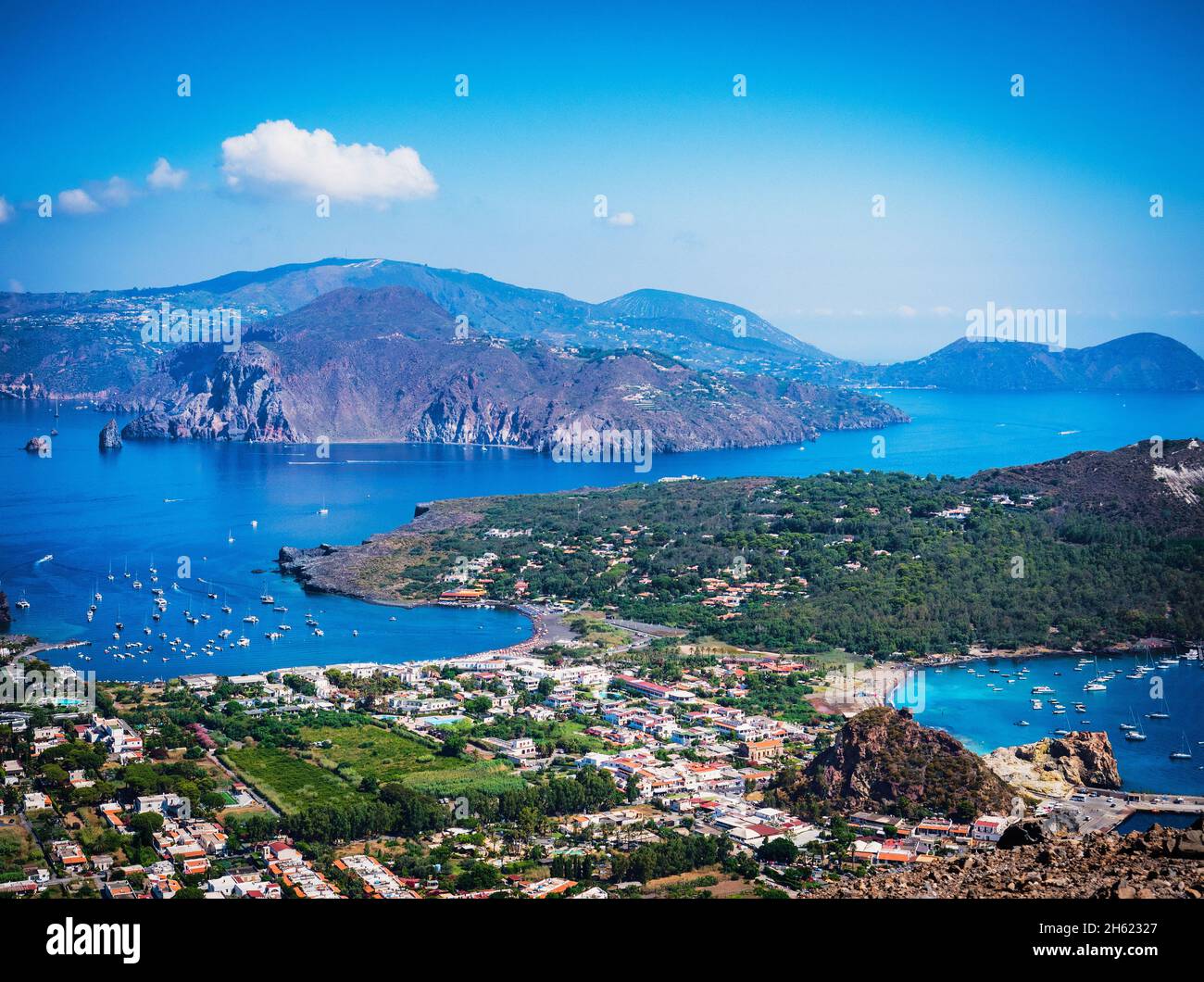 Picturesque islands hi-res stock photography and images - Alamy