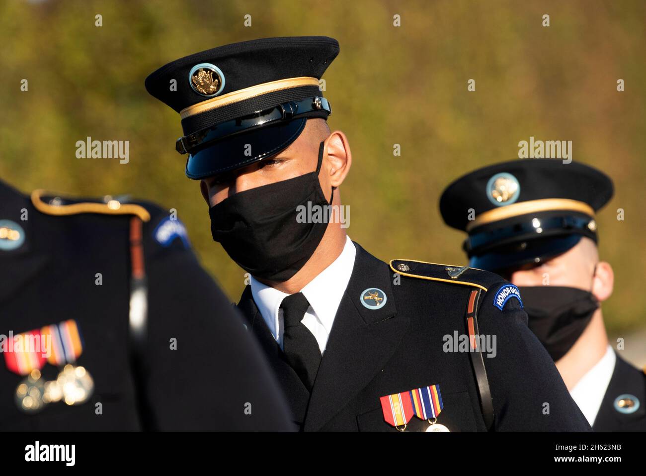 Reportage: Soldiers with the Joint Honor Guard participate in the ...