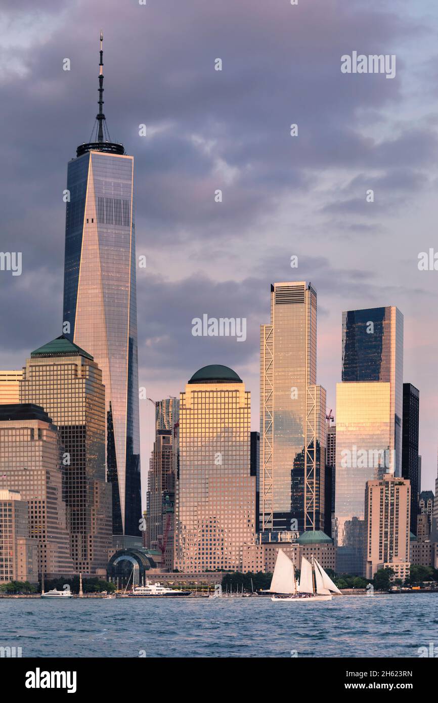Background one world trade center hi-res stock photography and images ...
