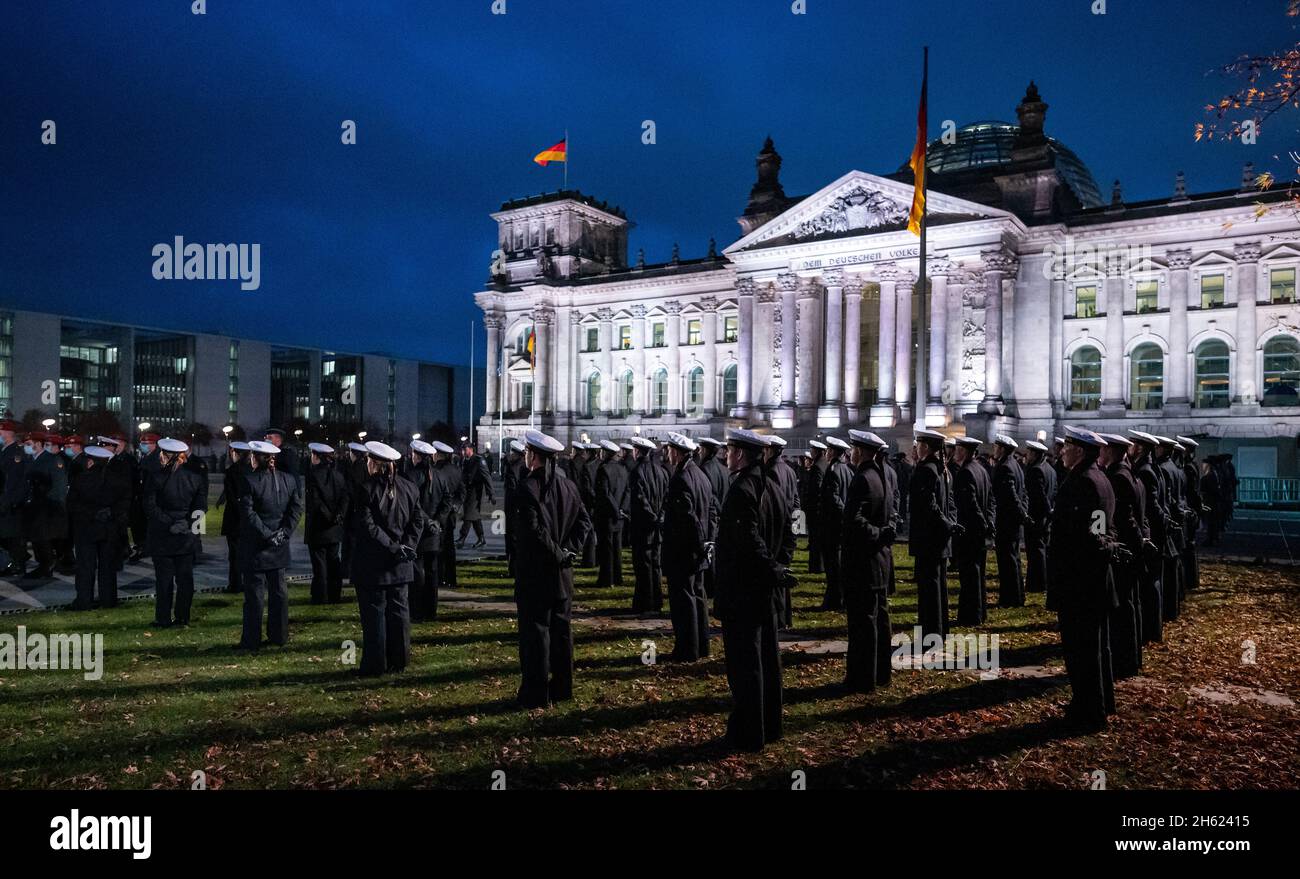Berlin, Germany. 12th Nov, 2021. Recruits stand in front of the ...