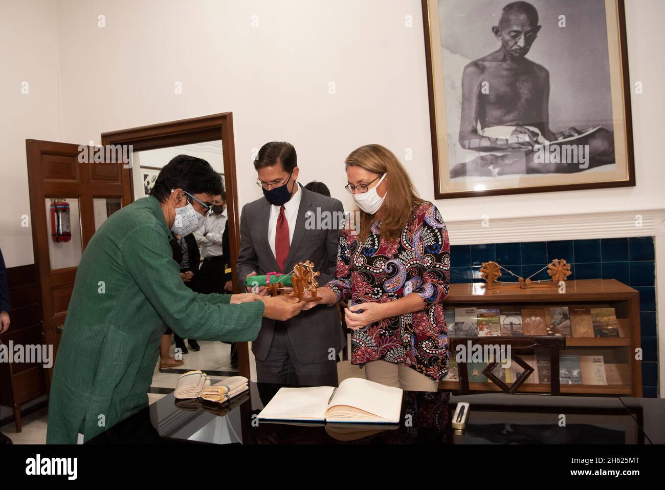 Reportage: Defense Secretary Dr. Mark Esper and wife Leah Esper are ...