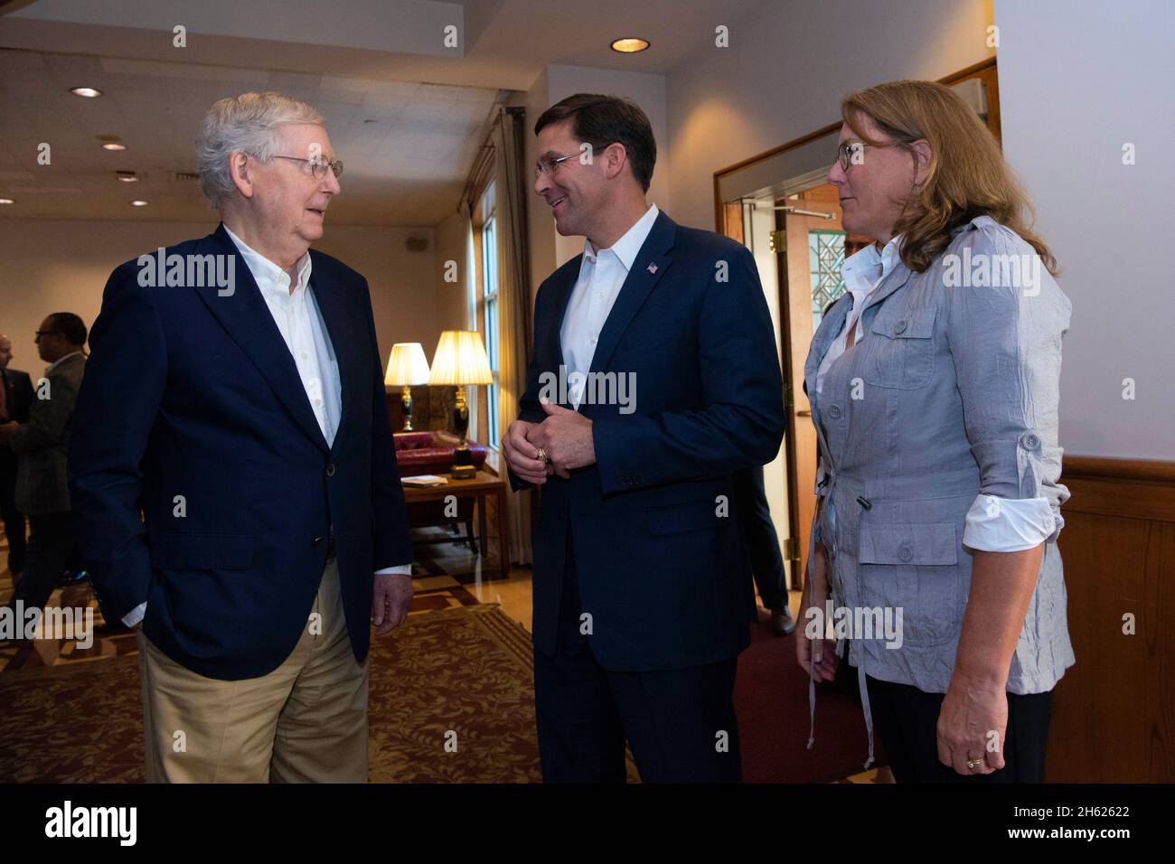 Reportage: Defense Secretary Mark Esper and wife Leah Esper speak with ...