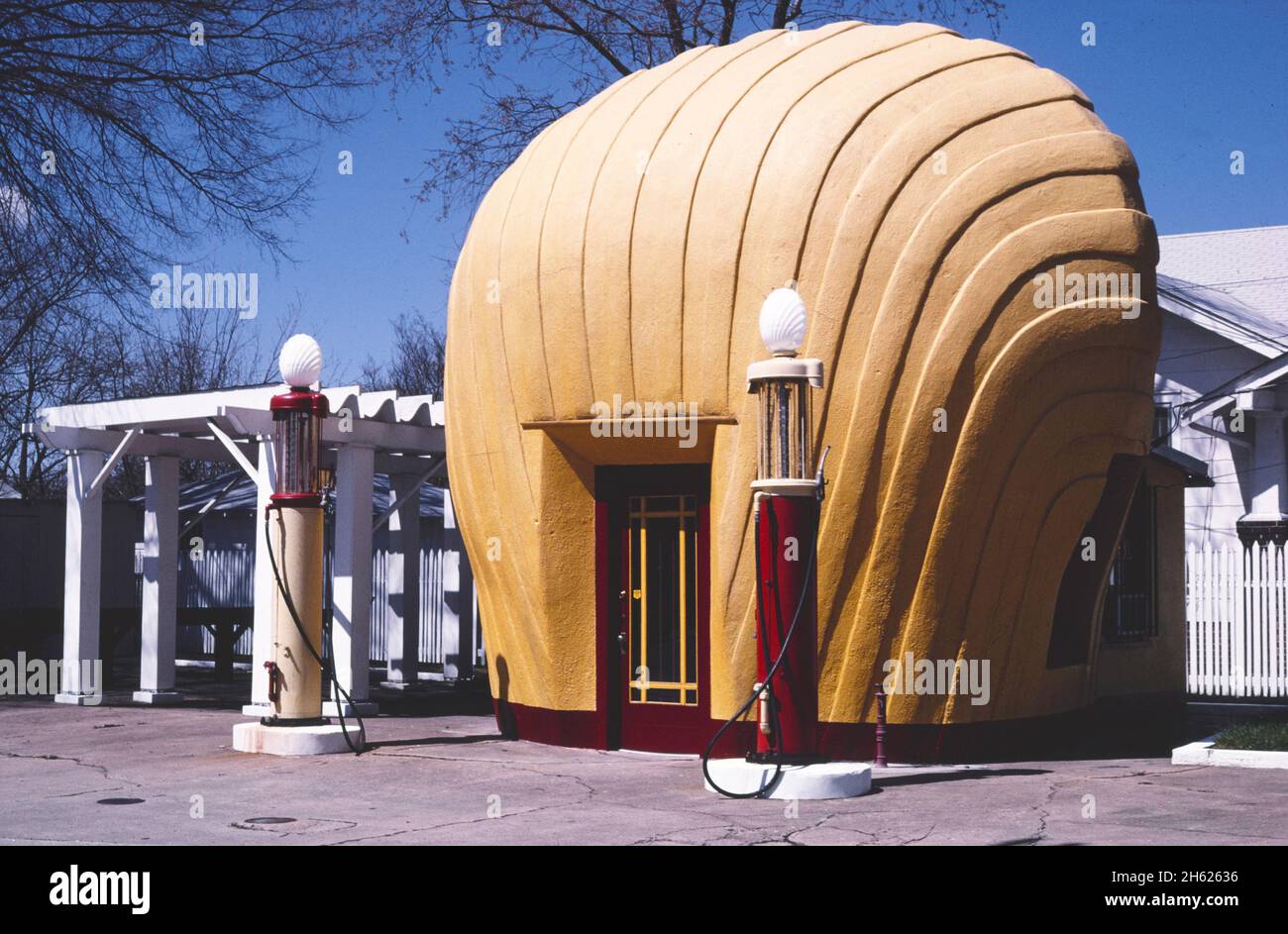 Archival shell gas station hi-res stock photography and images - Alamy